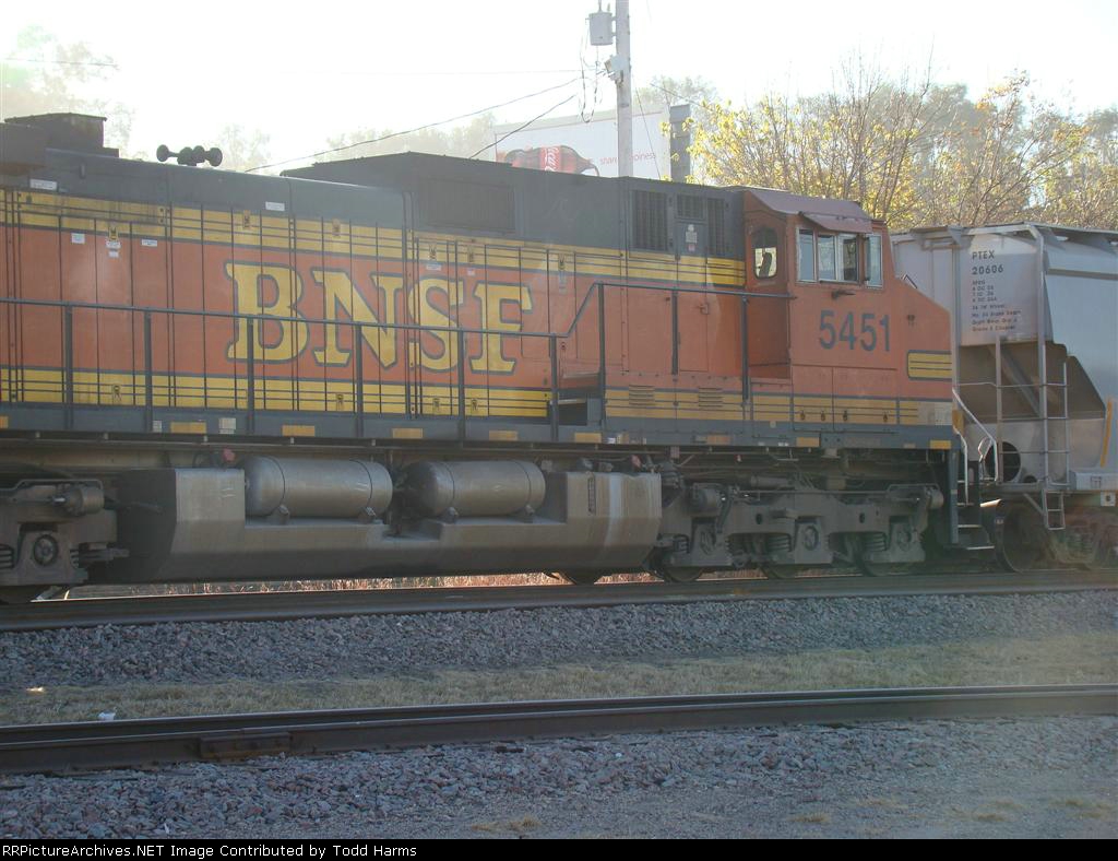 BNSF 5451